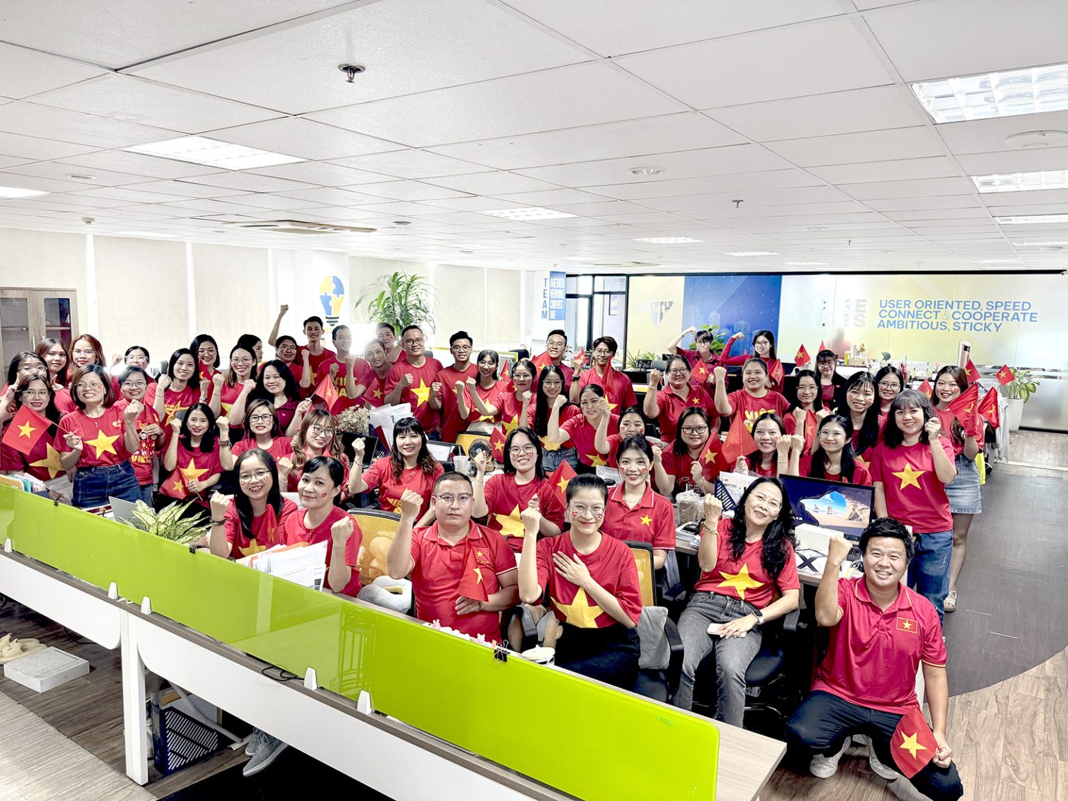 FINVIET - Rực Rỡ Màu Cờ, Lan Tỏa Niềm Tự Hào Dân Tộc - Finviet